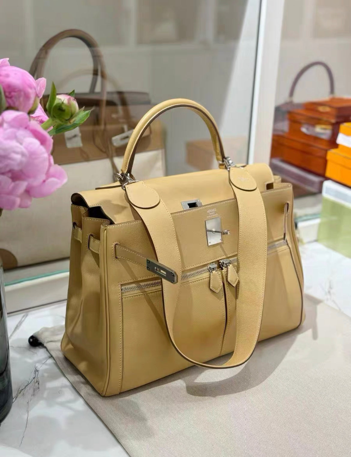 HERMES LAKIS 35 BEIGE SWIFT LEATHER WITH PALLADIUM HARDWARE – Wararni.com