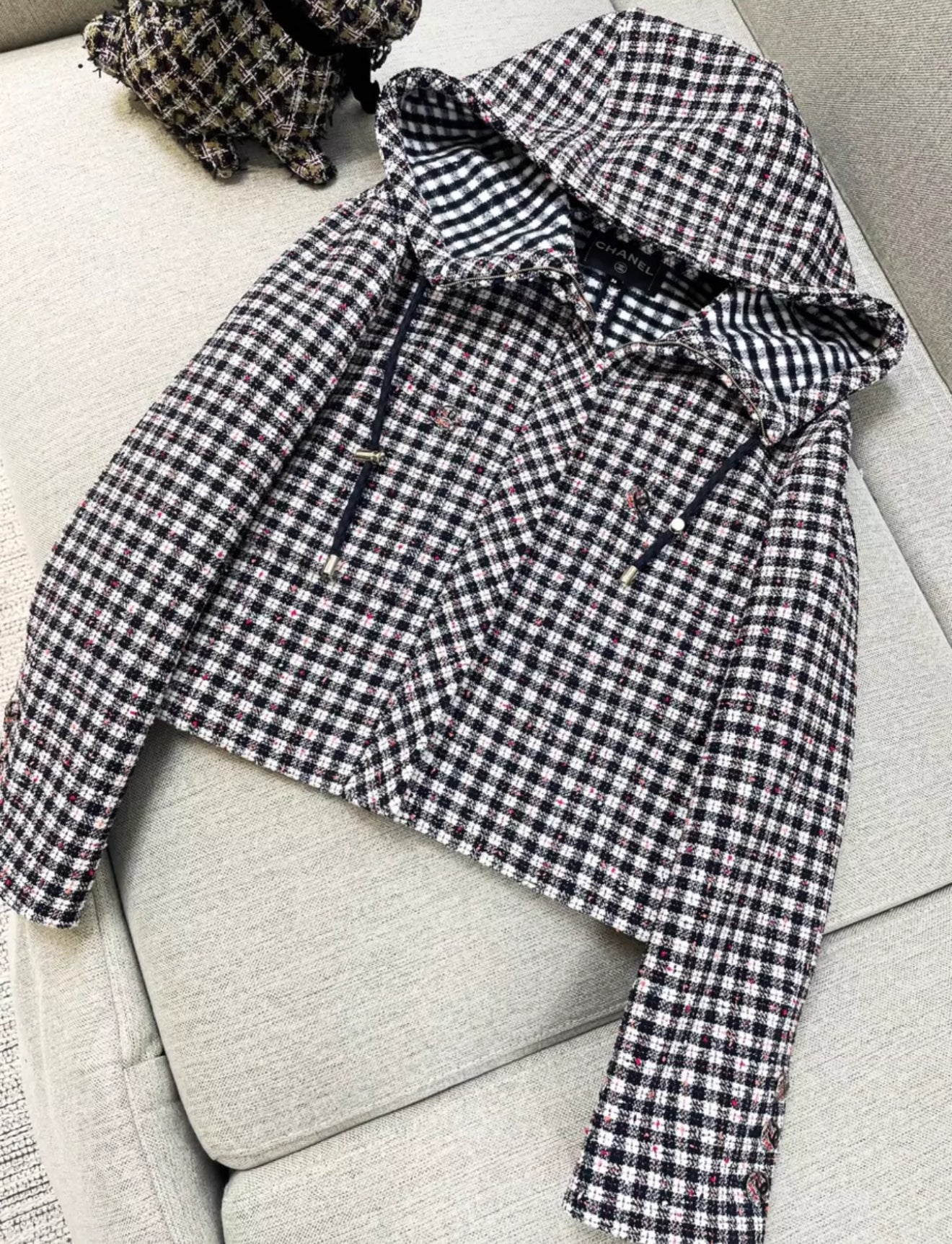 Chanel 24B Black, Ecru & Red Stretch wool tweed jacket – Wararni.com