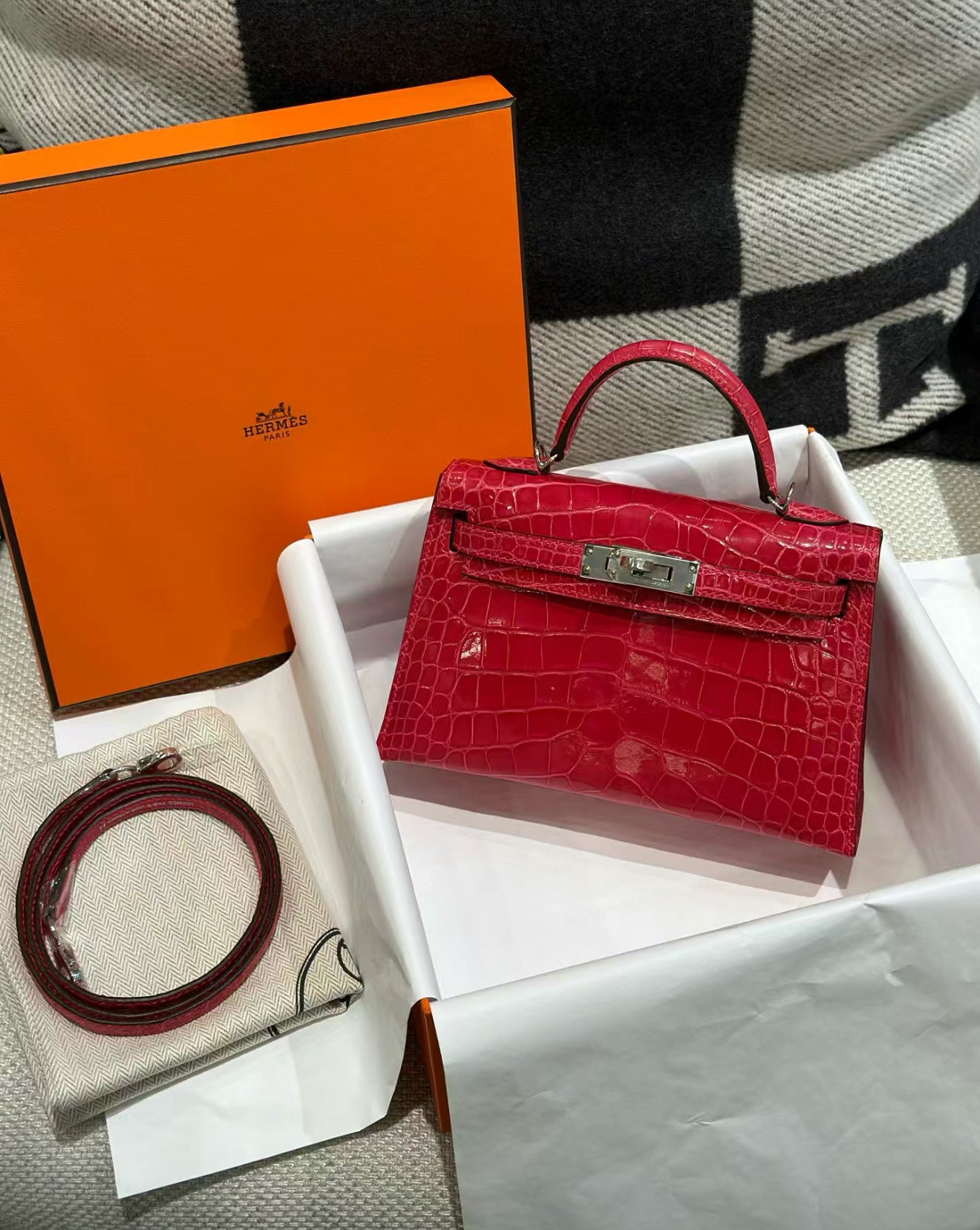 Hermès Mini Kelly Red Braise Shiny Alligator Palladium Hardware ...