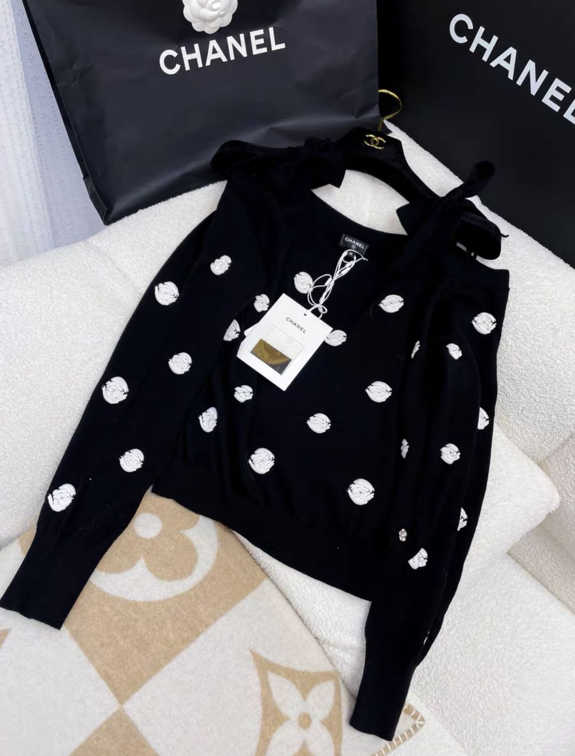 Chanel 23AW black camellia off-shoulder bow top – Wararni.com