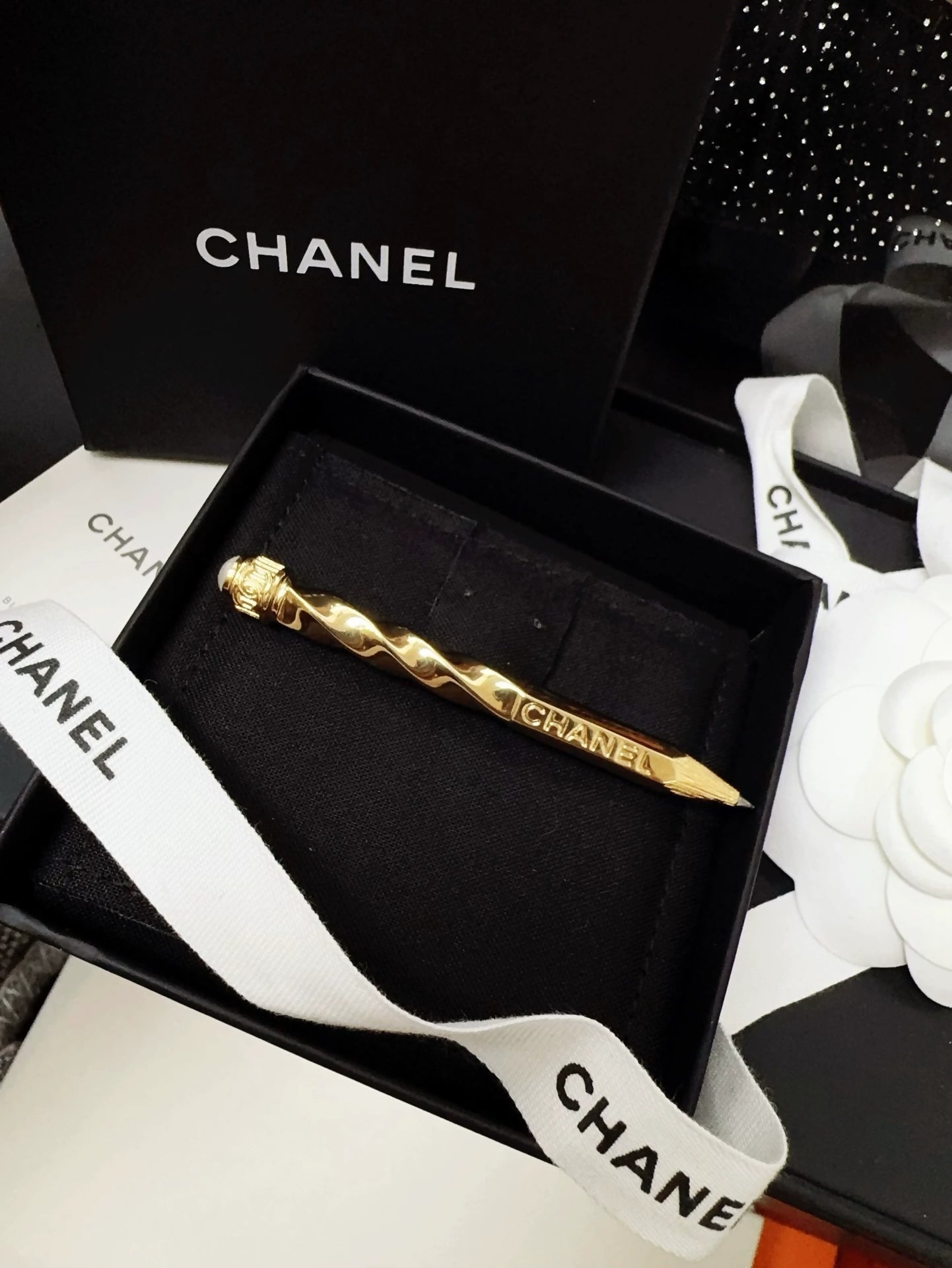 Chanel 25K gold spiral pearl button pencil brooch – Wararni.com